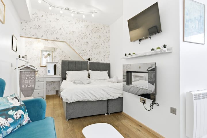 The Shiny Pebble, A Stylish Ground Floor Studio. - Southwold