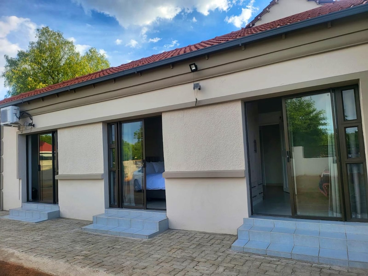 Classic King Room, Air con, daily clean - Guesthouses for Rent in ...