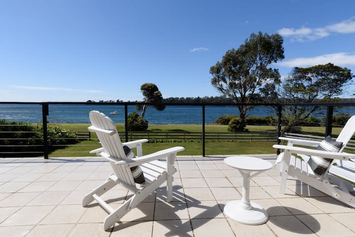 Sunset Sanctuary: Waterfront Home With Balcony - Tamar Valley