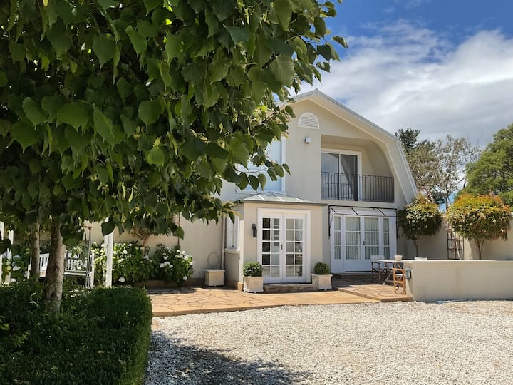 Sunset Sanctuary: Waterfront Home With Balcony - Tamar Valley