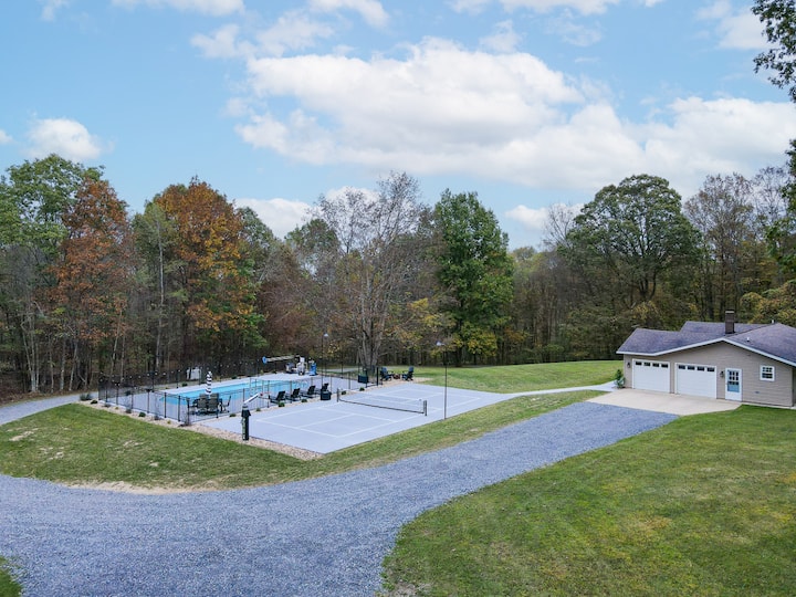 3br Getaway | Pickleball Court, Pool + Hot Tub - DuBois, PA