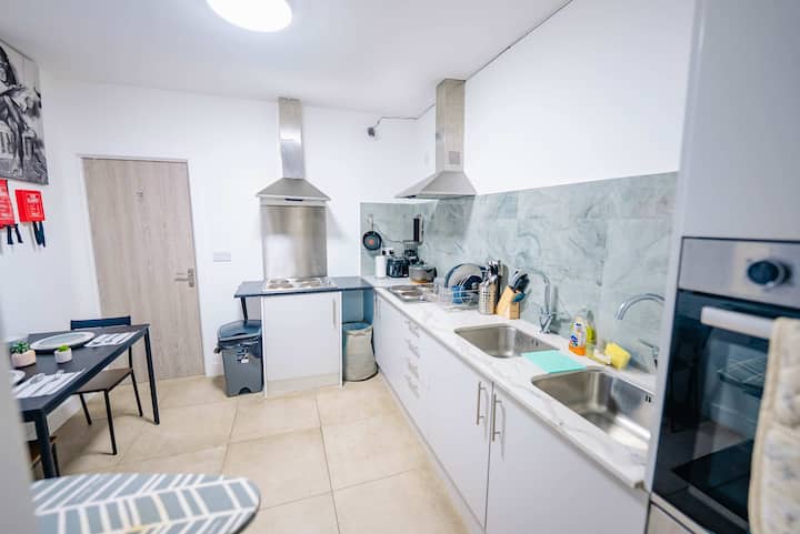 Large Studio Getaway With Free Hot Tub & Fast Wifi - Cardiff