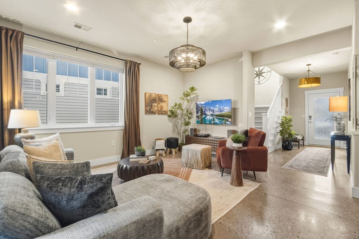 Ember & Ash | Designer Home W/ King Beds, Games - Wellington, CO