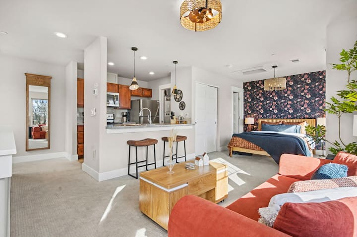 Chrysanthemum Loft | Balcony, Workspace & Bikes - Fort Collins, CO