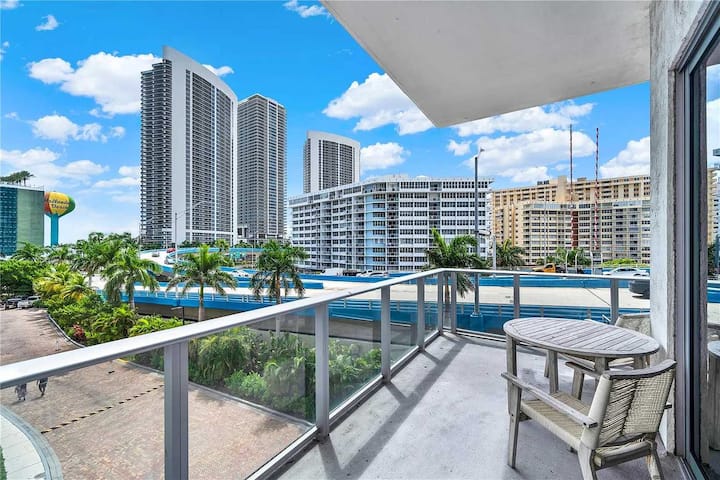 Oceanfront Escape With Resort-style Amenities - Hallandale Beach, FL