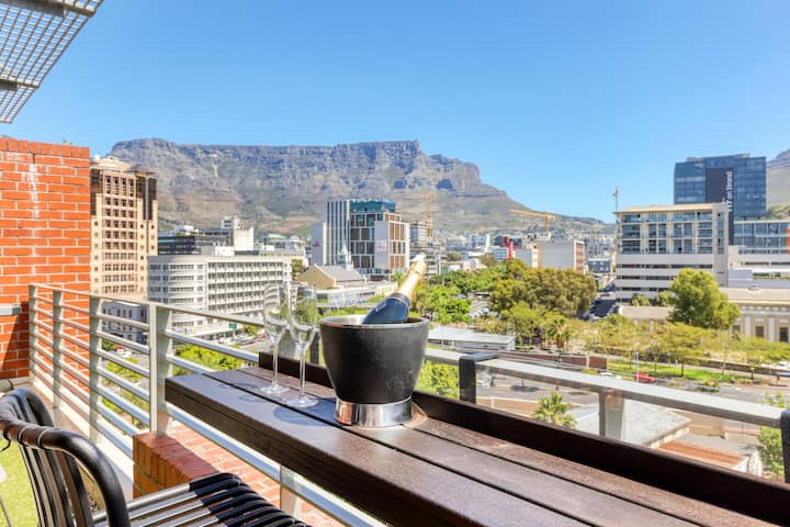 Urban Retreat | Balcony Bbq | Mountain Views - Camps Bay