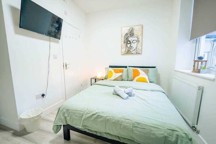 Modern Cosy Studio With Hot Tub + Wifi + Parking - Cardiff