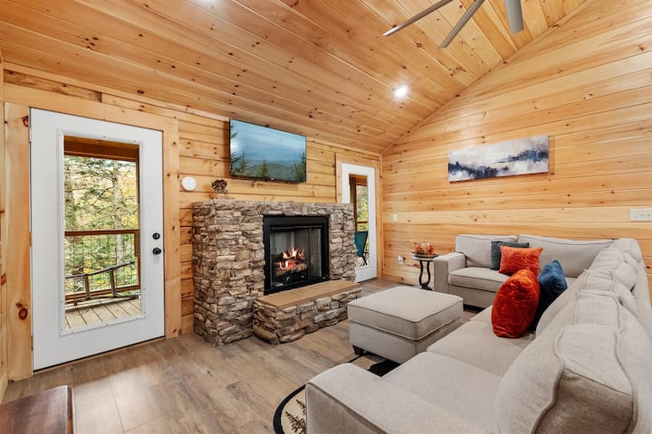 Modern Cabin Hot Tub Arcade Pool Table Near Strip - Gatlinburg, TN