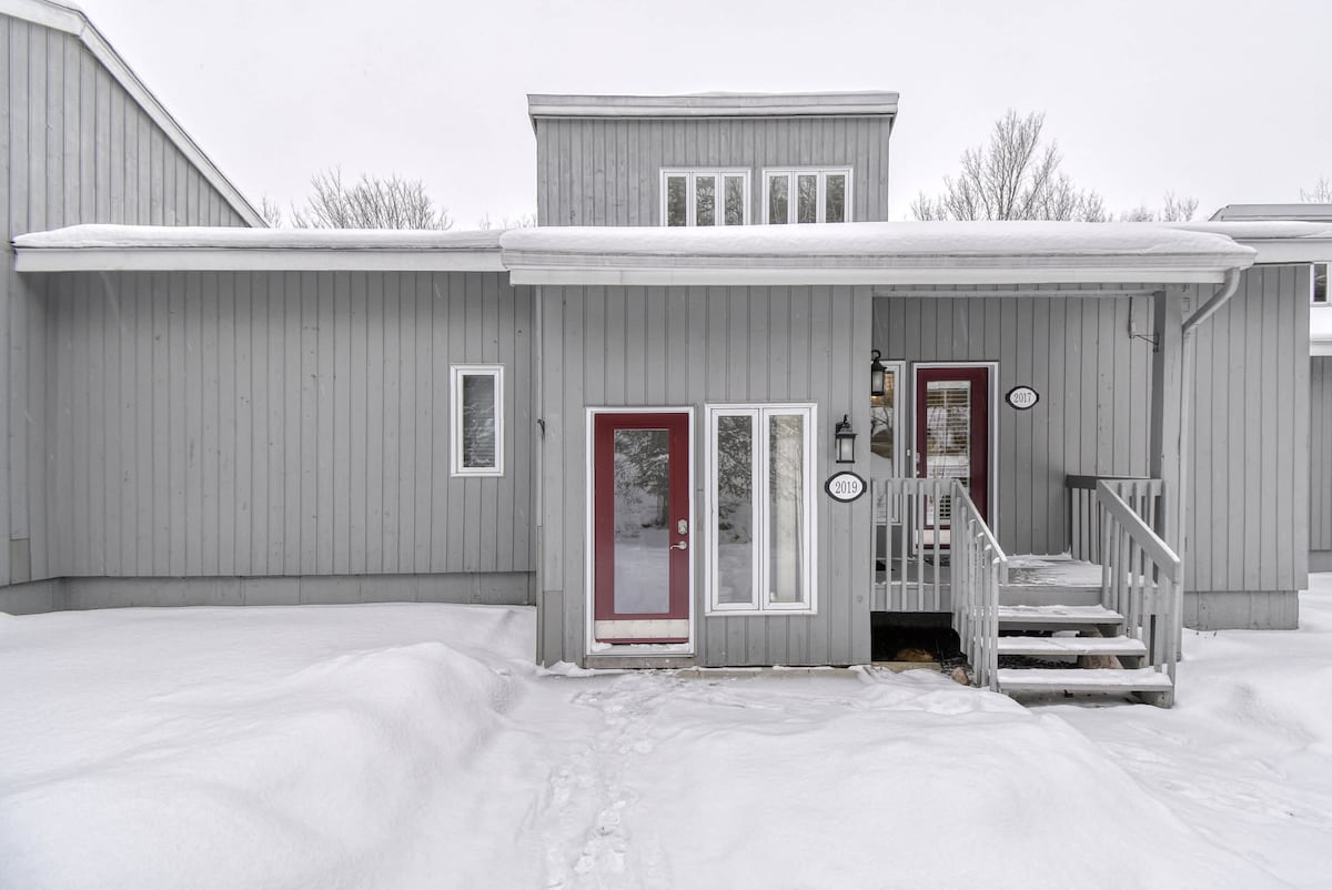 Pool Table - Elegance - Comfort - Le Chic Boreal - Condominiums for ...