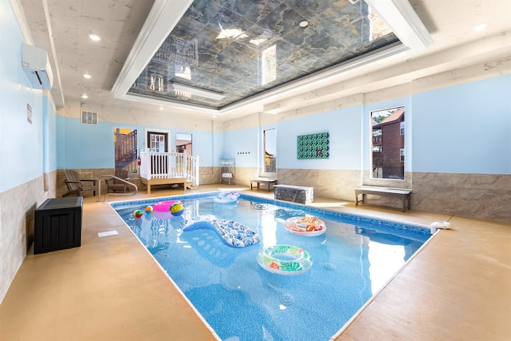 8br Luxury Lodge W/ Indoor Pool, Gazebo & Arcades - Sevierville, TN