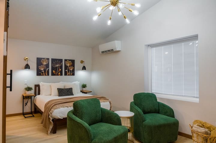 Studio Luxe | 1bd/1ba Newly Renovated Apartment! - Burbank, OH