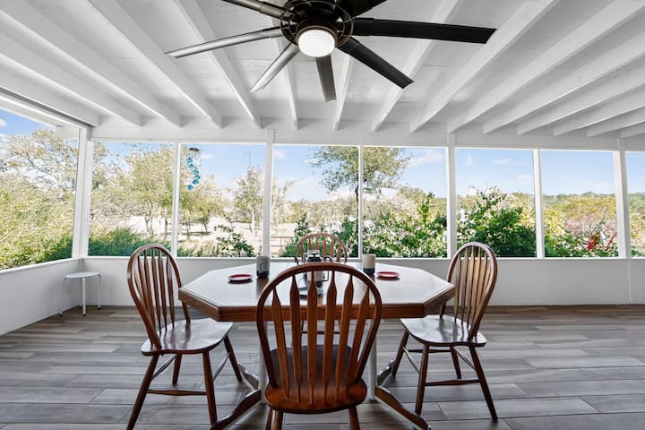 Driftwood Retreat, 11 Private Acres+ Covered Porch - Driftwood, TX