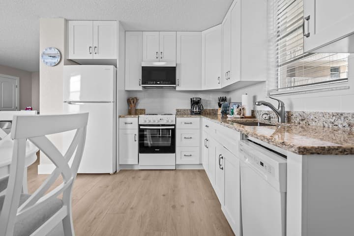 Stunning Studio At Beach & Tennis 2402 - Bonita Springs, FL