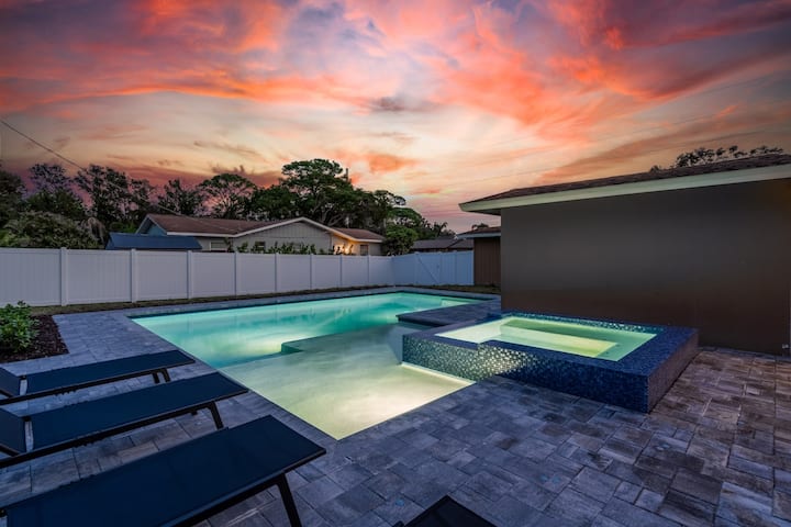 Waterside Villa | Private Pool + Outdoor Dining - Sarasota, FL
