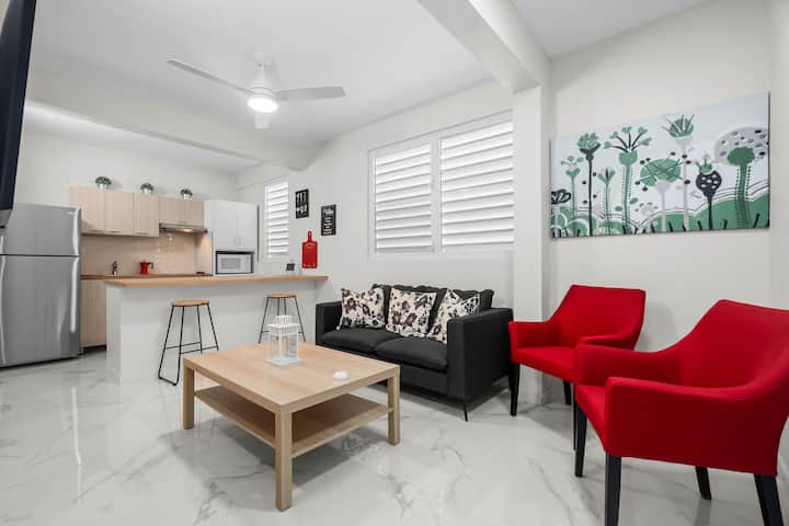 Modern 2 Br Apt | Great Location | Smart Tv | Ac - Barceloneta