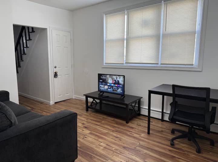 Private 4-bedroom House, Nyc Bus 1 Block Away - Edison, NJ