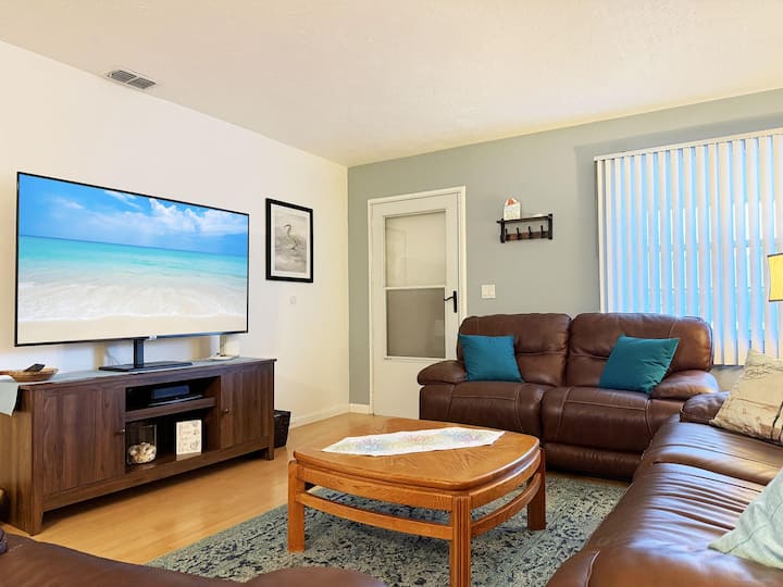 Palm Manor – Coastal Living With Pool & Clubhouse - Englewood, FL