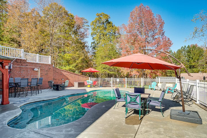 13 Mi To Helen: Group Getaway W/ Private Hot Tub - Cleveland, GA