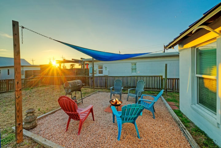 Coastal Bungalow • Fire Pit + Near Beach + Dining - Port Aransas, TX