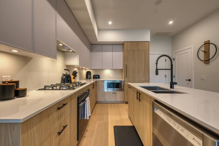 Lake View Escape • Poolside & Modern Comfort - Lake Country