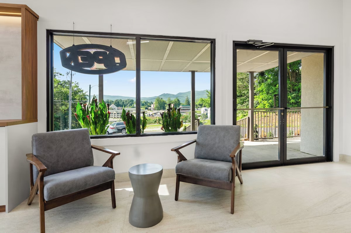 King Room + Free Parking & Pet Friendly Perks - Hotels for Rent in ...