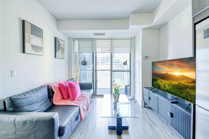 Cozy Downtown Toronto Stay | Queen Bed + Sofa Bed - Toronto