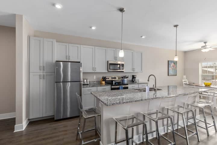 Modern 2br & 2ba Condo With Garage & Patio - Grandville, MI