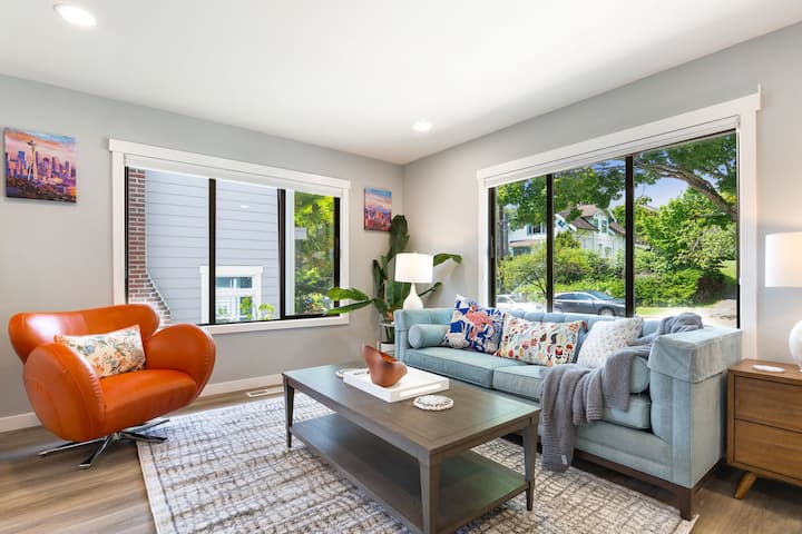 Modern Seattle Home W/ 2 Kitchens & Ev Charger - Seattle, WA