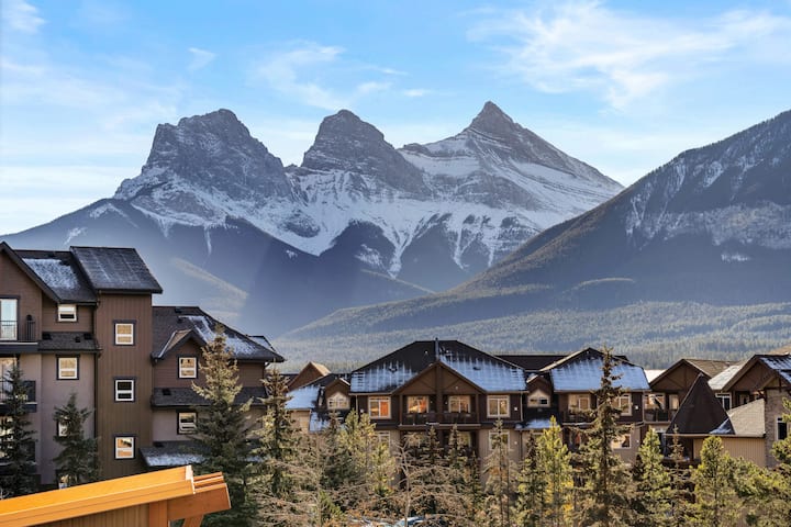 Elegant Mountain Retreat | Kitchen, Hot Tub, Views - Canmore