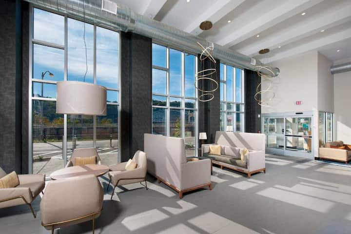 Prime Downtown Stay + Free Breakfast & Gym - Pittsburgh, PA