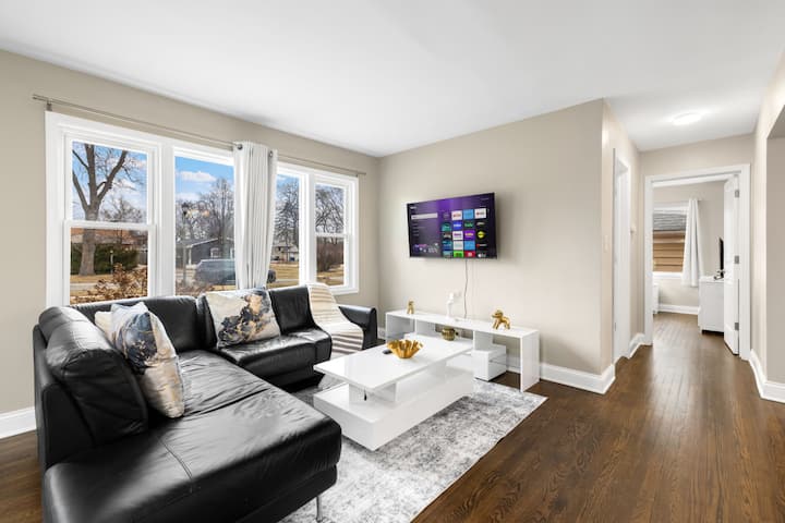 Spacious 4br • Pool Table • Fenced Yard - Downers Grove, IL