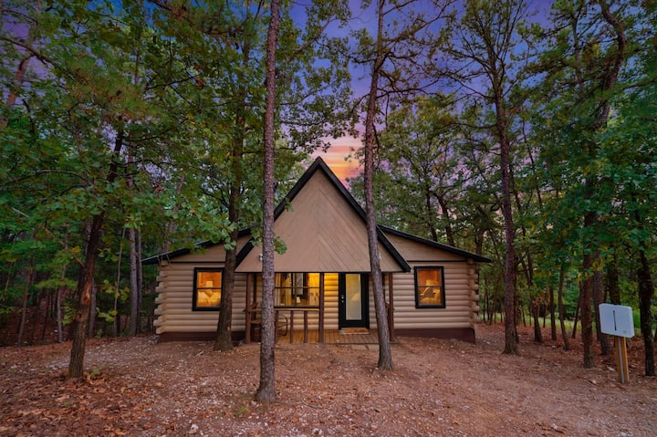 Tranquil Forest Getaway: Firepit, Hot Tub & Nature - Oklahoma