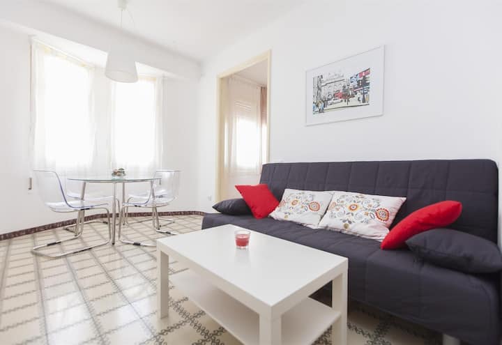 3 Bedroom Apartment Next To Plaza - Barcelona