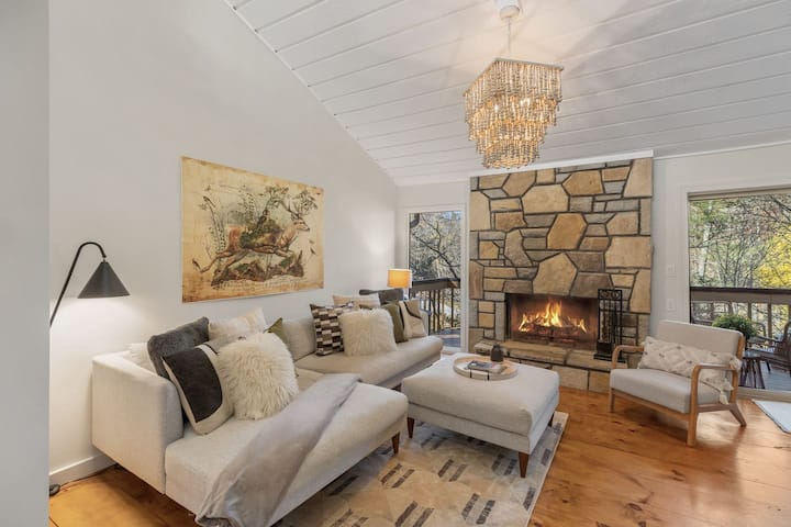 Designer Split-level | Easy Entry| Lake/sleeps6 - Cashiers, NC