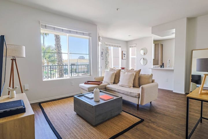Luxury Marina Stay | Pool, Gym & Balcony - El Segundo, CA