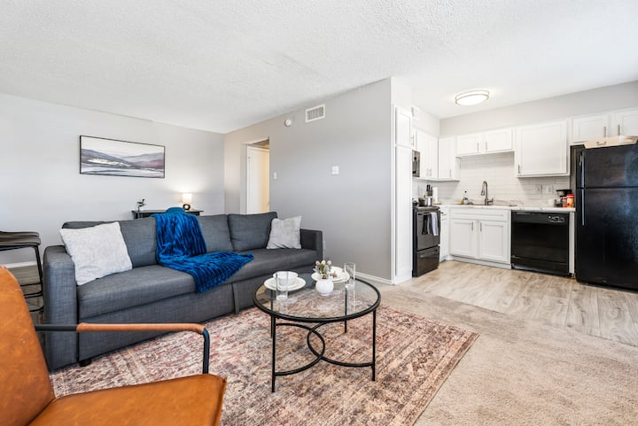 Upscale 1br With Pool, Gym, & Modern Touches - Arlington, TX
