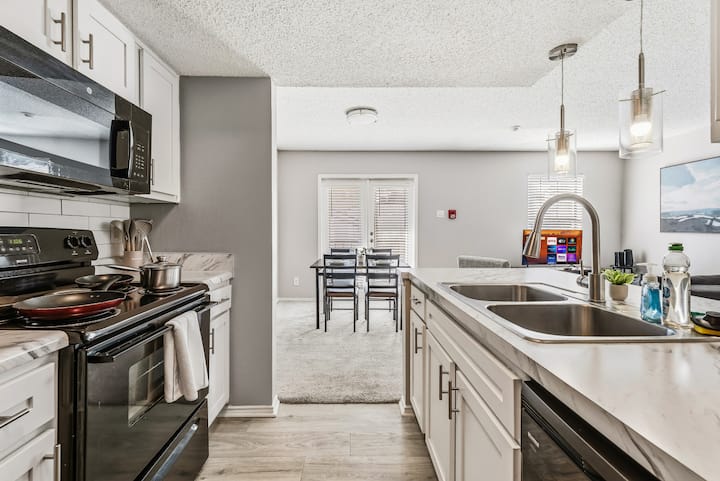 Sleek 2br Stay With Pool, Gym, And Modern Comforts - Arlington, TX