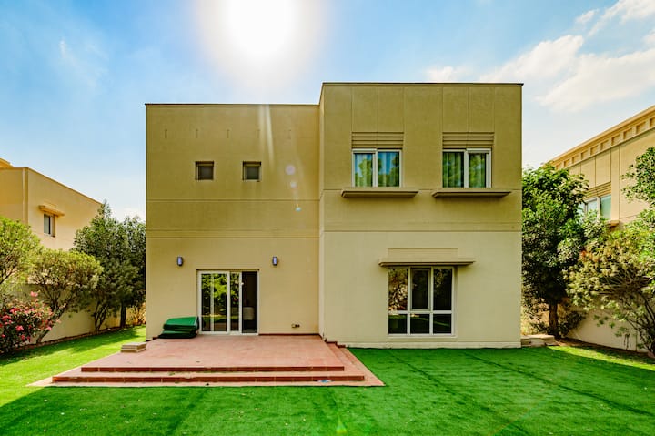 Villa Meadow 4 Bed Lake View , Chill & Cosy - 杜拜