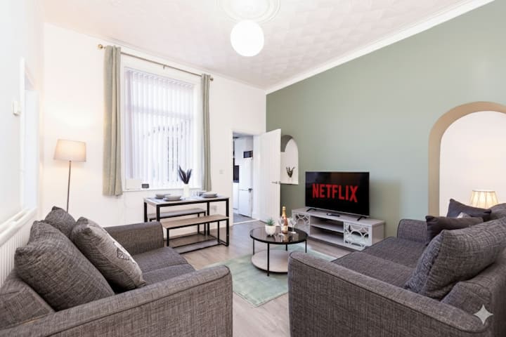 Stylish 3br Home With Parking By University - Sunderland