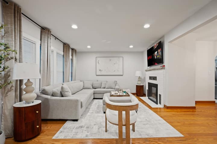 Family-friendly Escape | Near Train & Dining - Downers Grove, IL