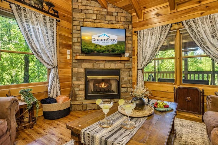 Along The Trail - Cozy Cabin W/ Hot Tub & Pools! - Wears Valley, TN