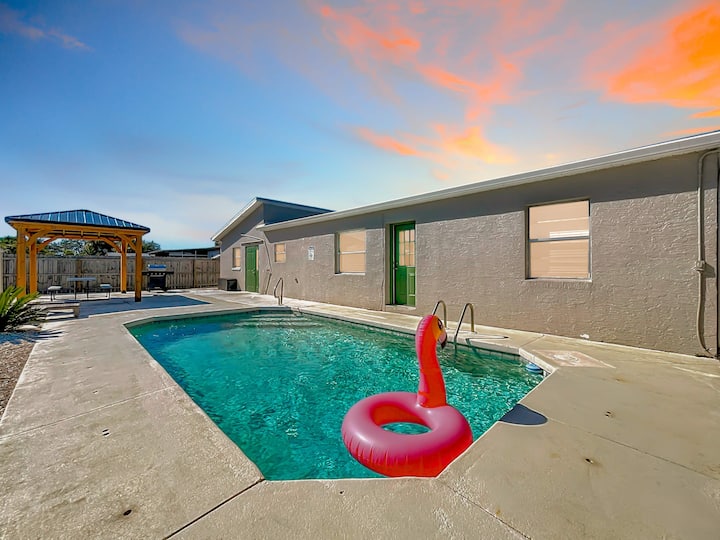 Spacious 4br Pool Retreat - Port Charlotte, FL