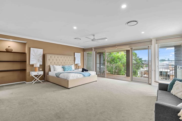 Sand & Sea Retreat · Large 6br Coastal Stay - Toukley