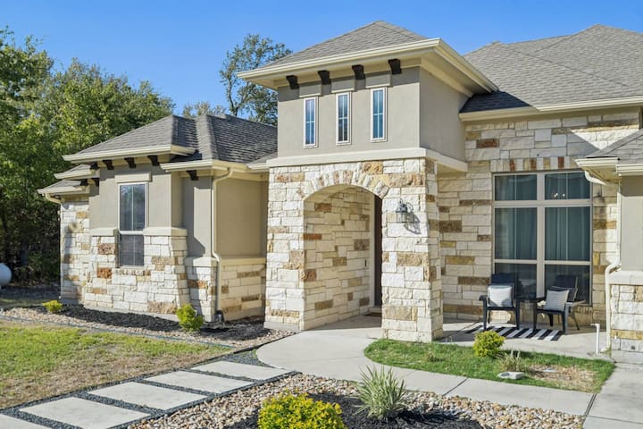 Huge Home On Acre Near Kalahari, Games, Foosball - Round Rock, TX