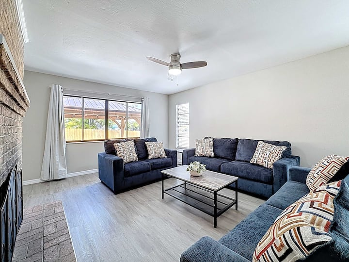 11br Group Retreat W/ Patio & Backyard - Bradenton, FL