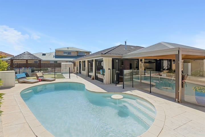 Luxury 5-bed Retreat W/ Pool, Bar & Putting Green - Perth
