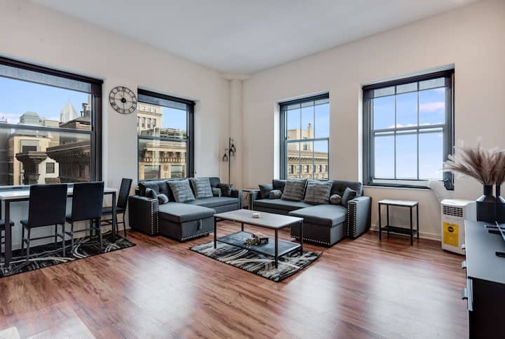 Downtown Chicago Stay With Free In & Out Parking 4 - Chicago, IL