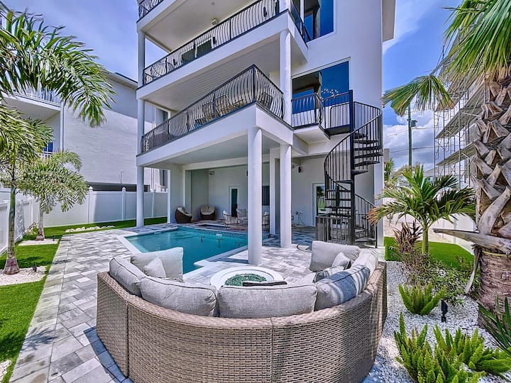 Beach Two: Style Meets The Shore W/ Pool And Spa - St. Pete Beach, FL
