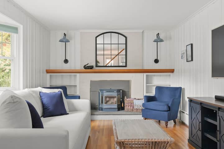 Minutes To Beaches - Sleeps 8 - Newly Remodeled - Falmouth, MA