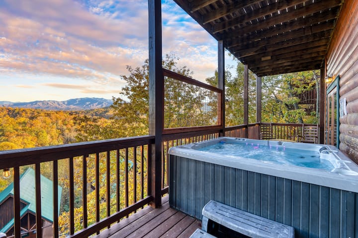 Hot Tub + Game Room + Mountain View | Raccon Ridge - Gatlinburg, TN
